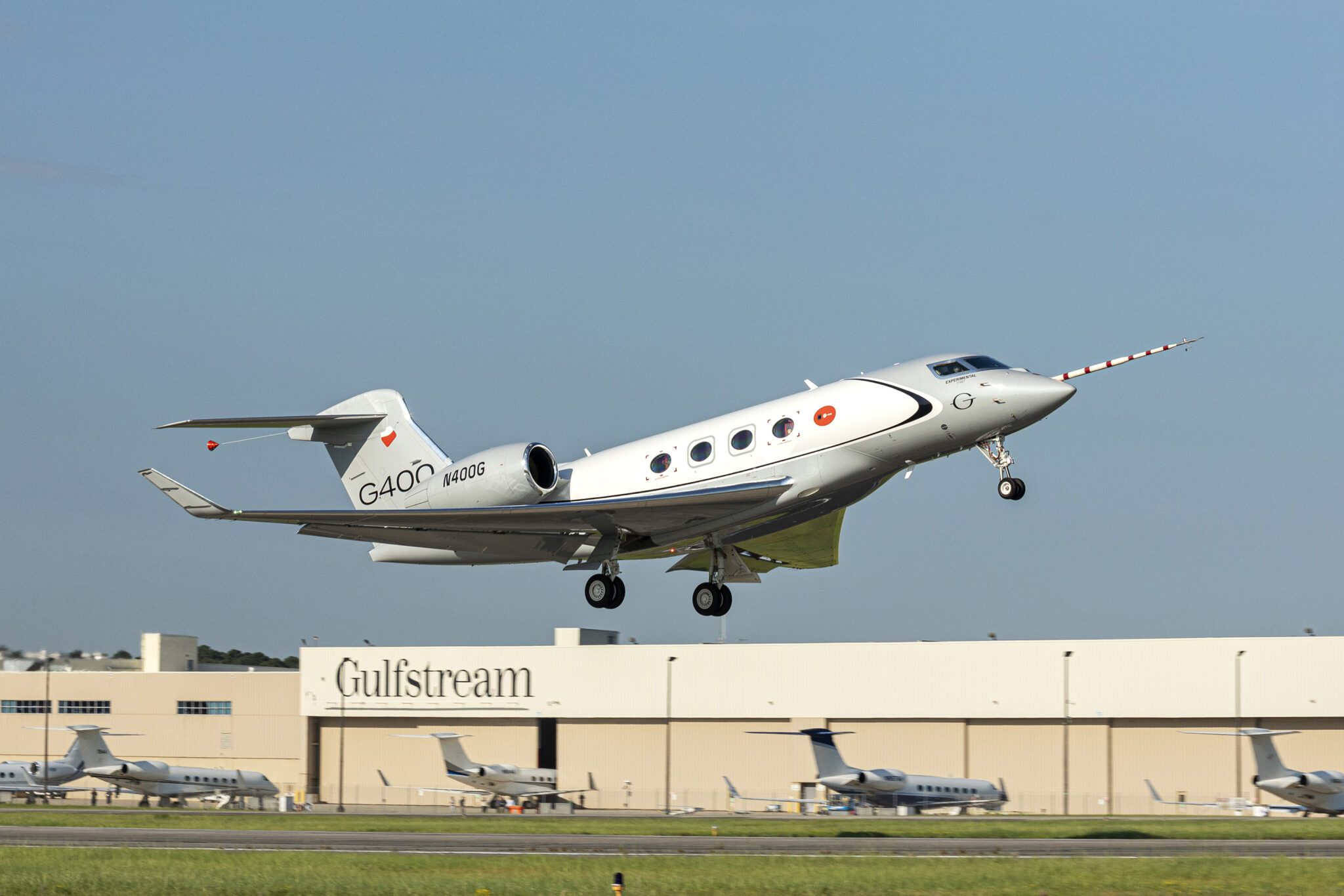 Gulfstream G400 successfully completes first flight